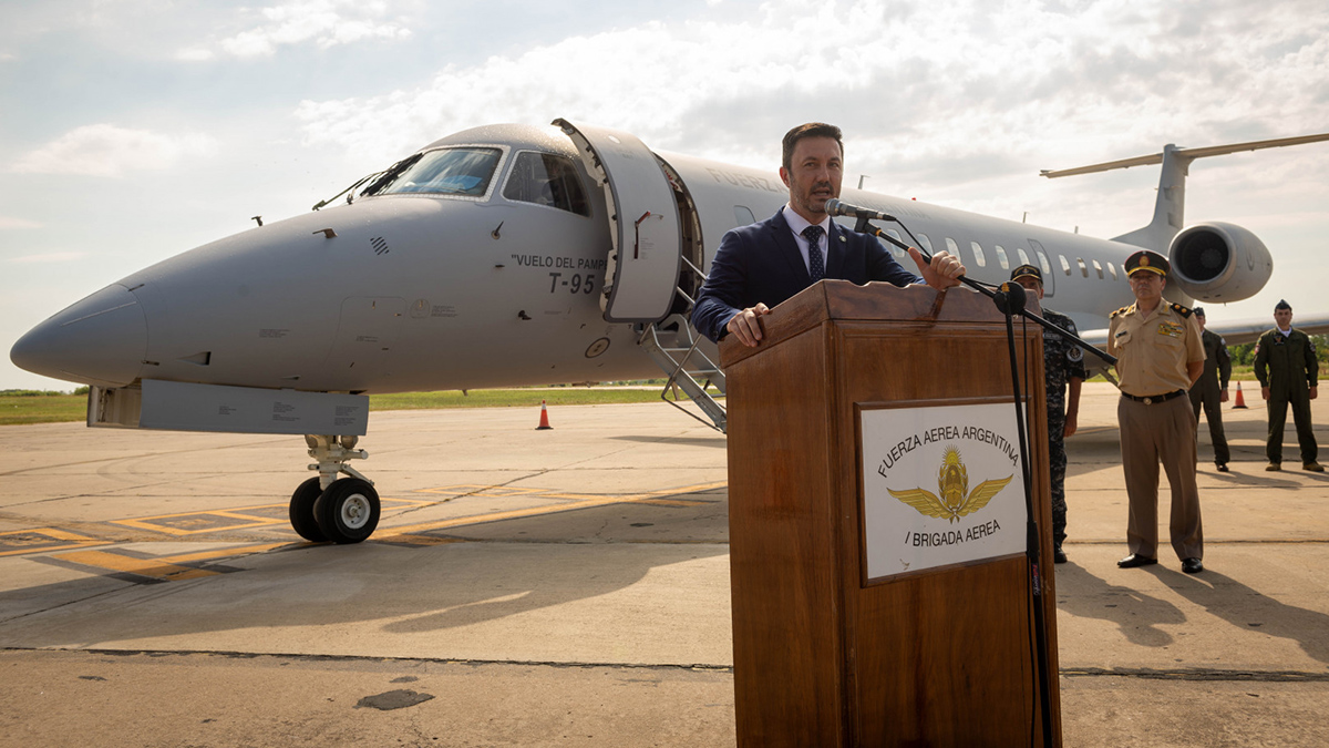 La Fuerza Aérea Argentina recibe su primer Embraer ERJ-145LR - Noticias ...