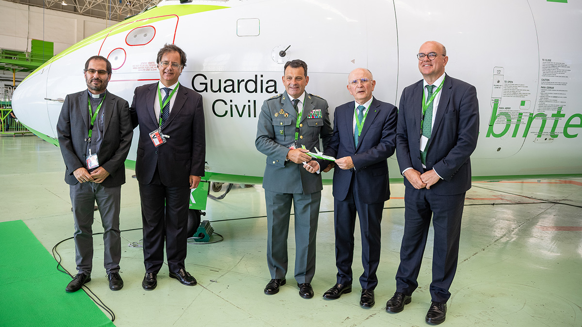 Binter homenajea a la Guardia Civil nombrando un avión en su honor ...